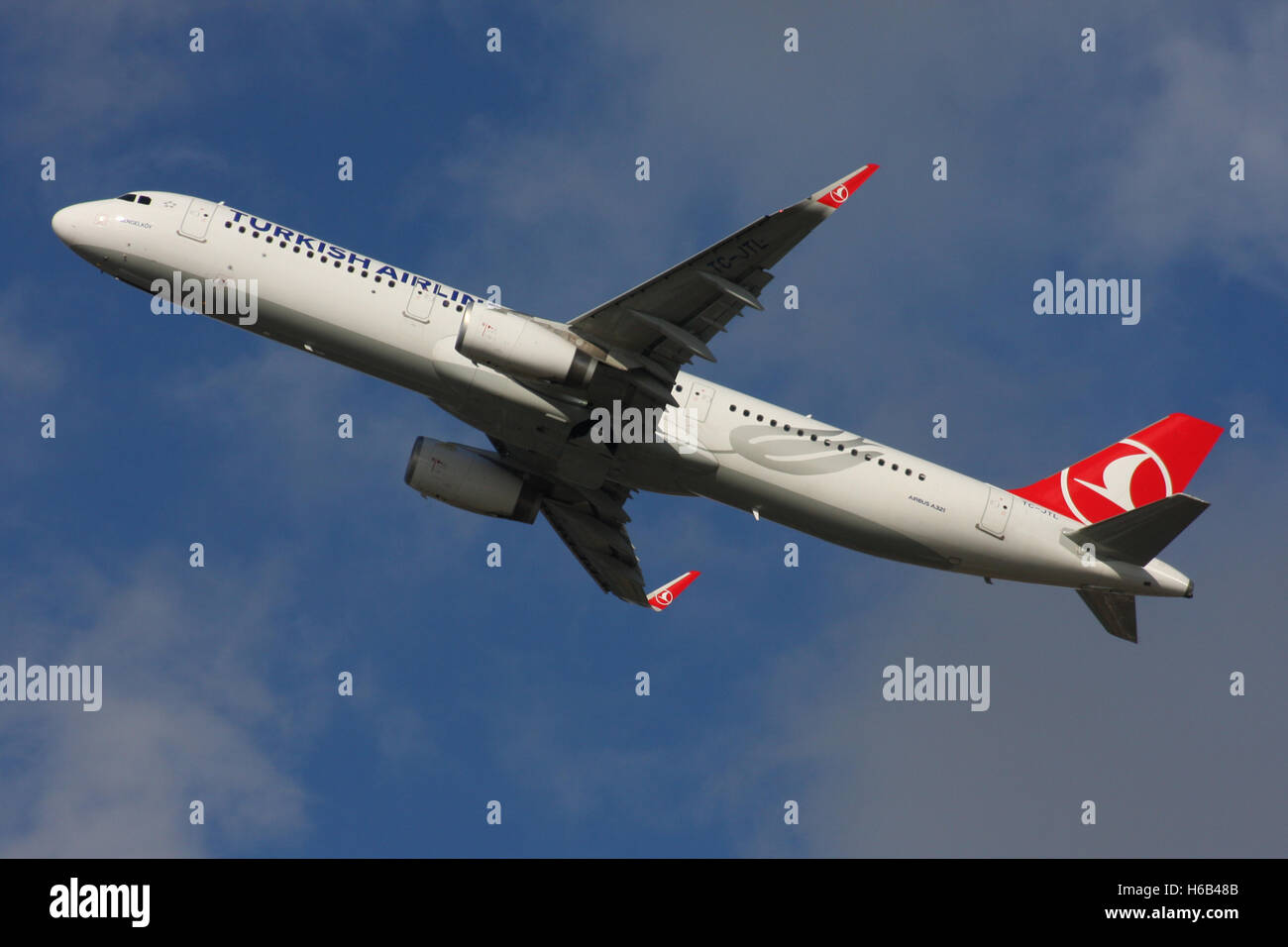 Turkish airlines airbus a321 landing hi-res stock photography and ...