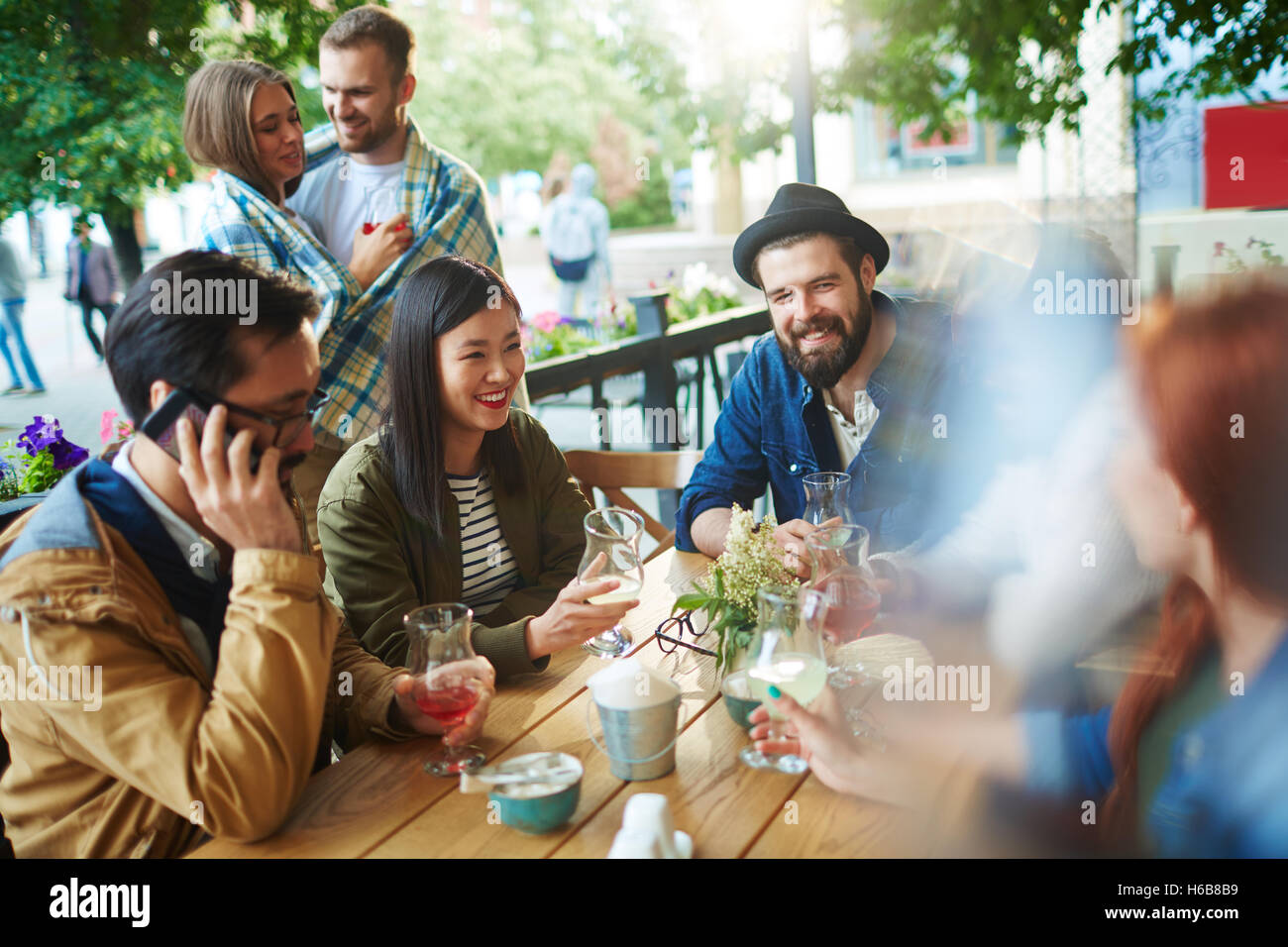 Drink and conversation hi-res stock photography and images - Alamy