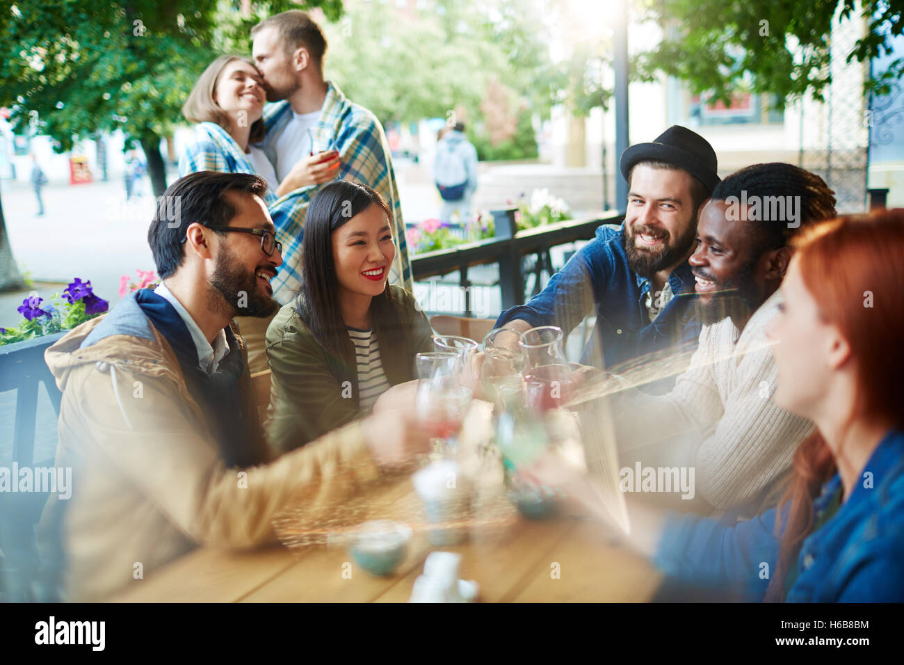 Gathering friends hi-res stock photography and images - Alamy