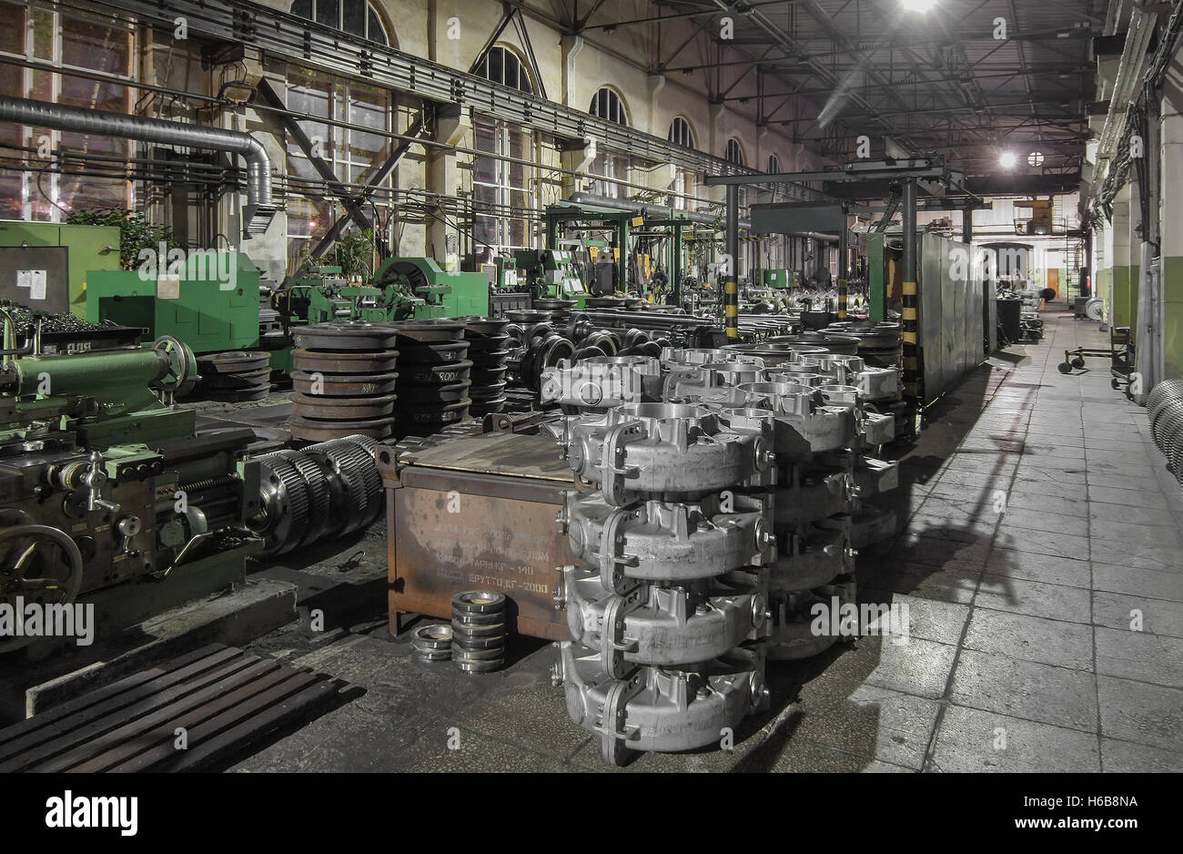 Messy machine shop hi-res stock photography and images - Alamy