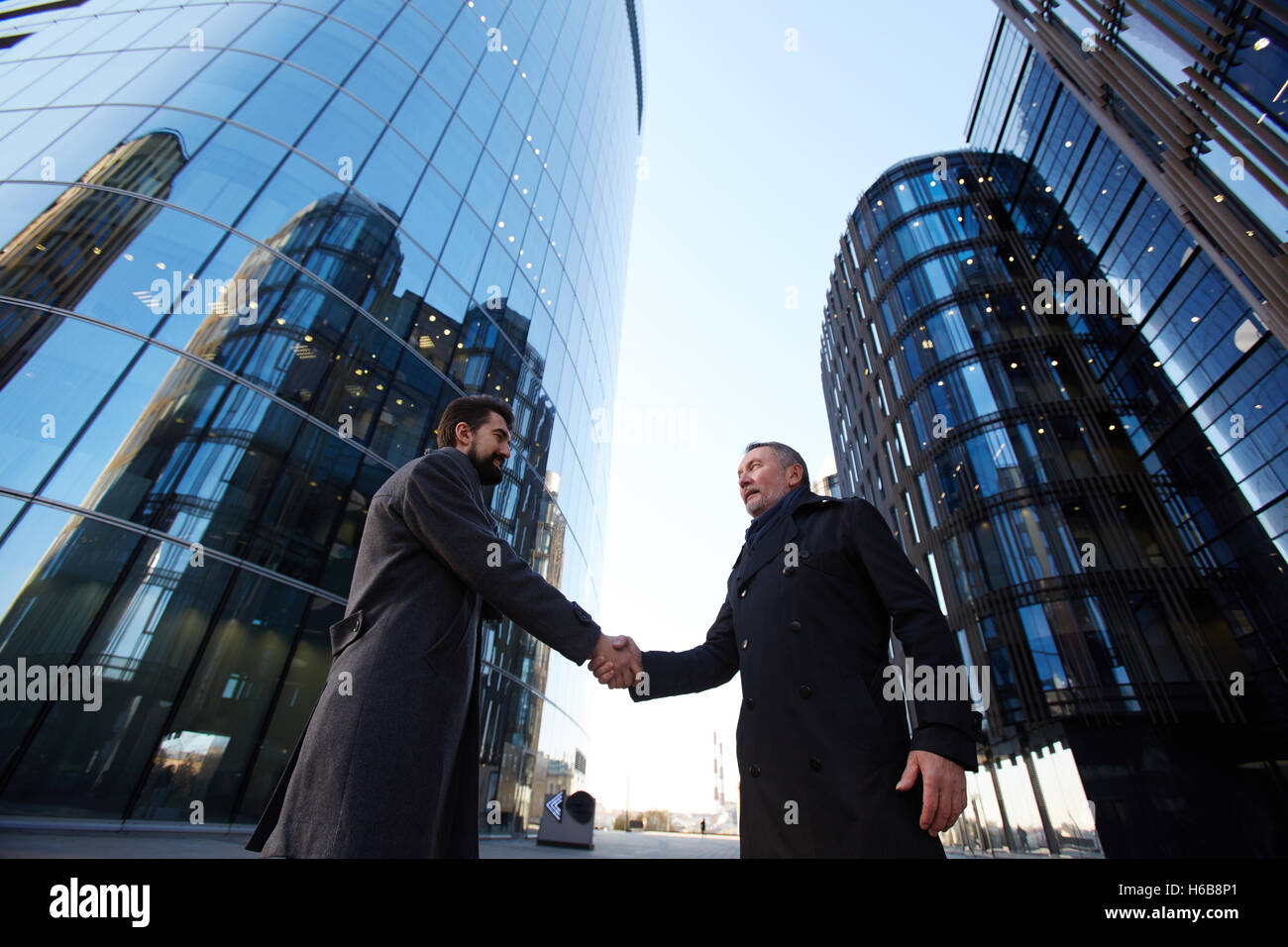 Handshake of entrepreneurs Stock Photo - Alamy
