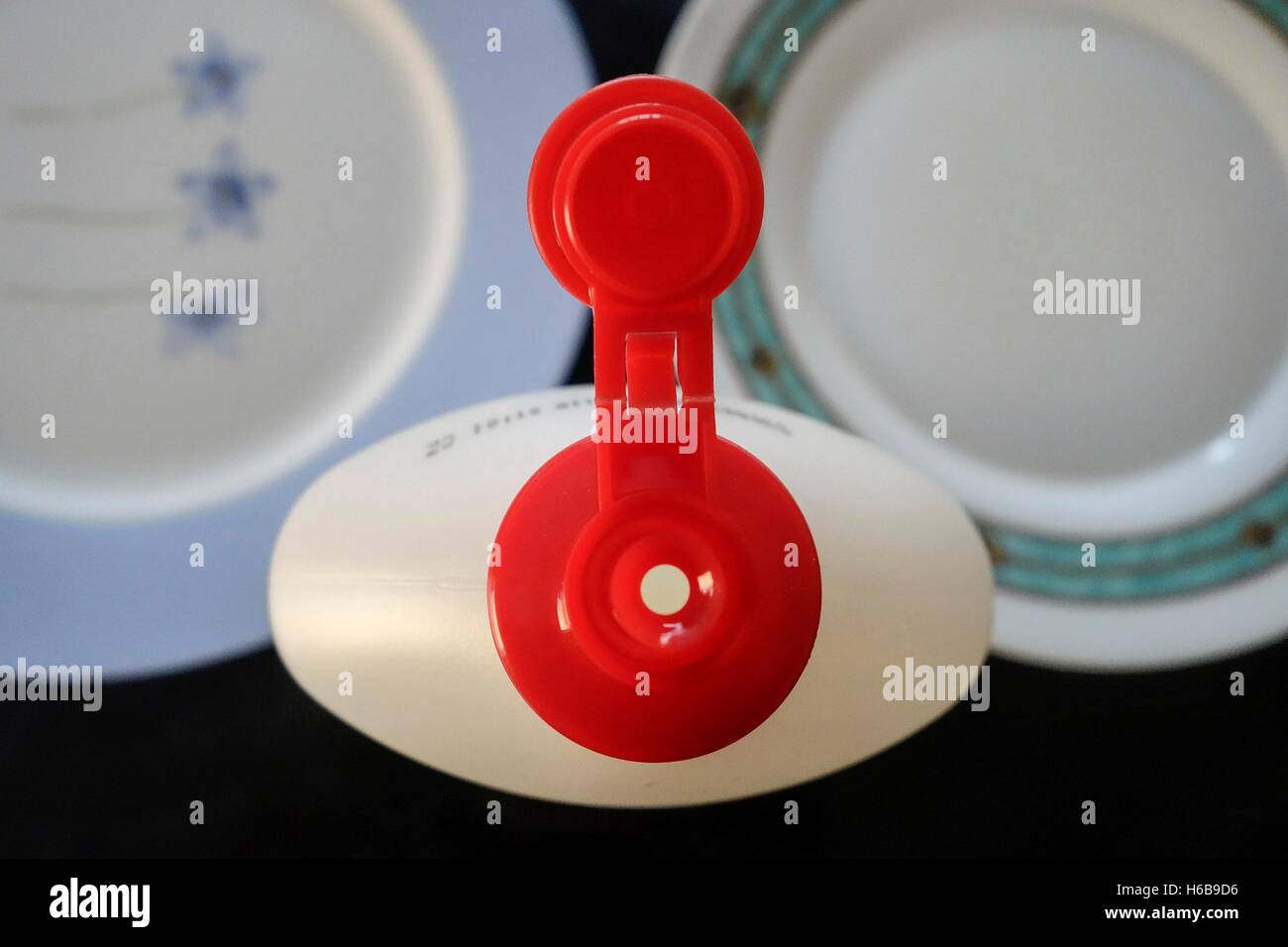 Washing plates hi-res stock photography and images - Alamy