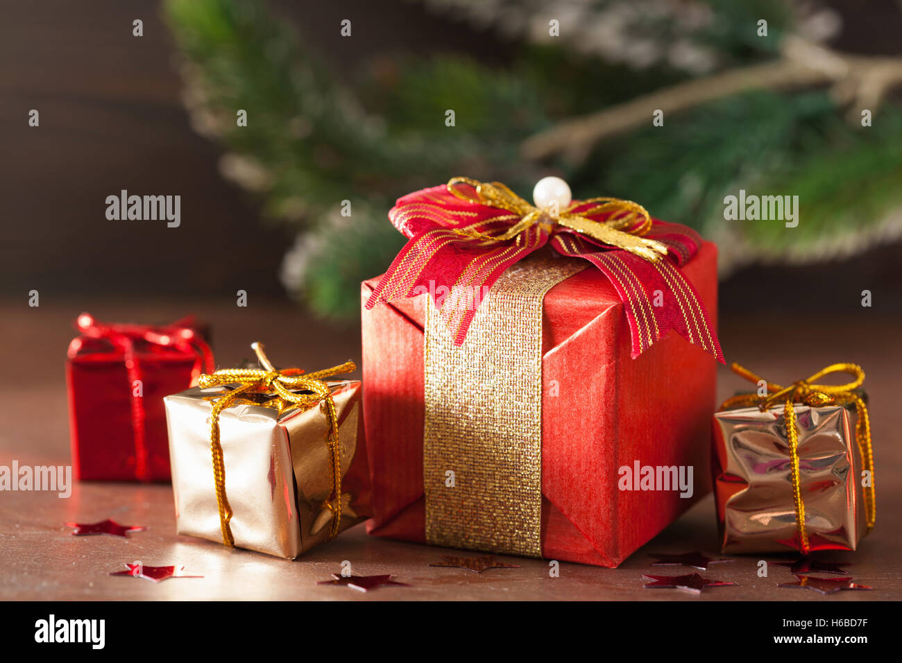 Golden christmas gift box hi-res stock photography and images - Alamy