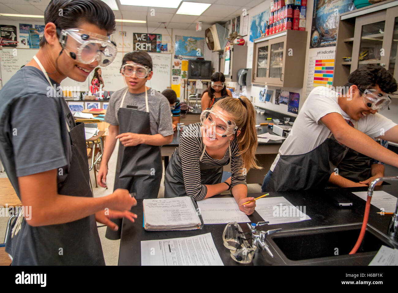 Lab aprons hi-res stock photography and images - Alamy