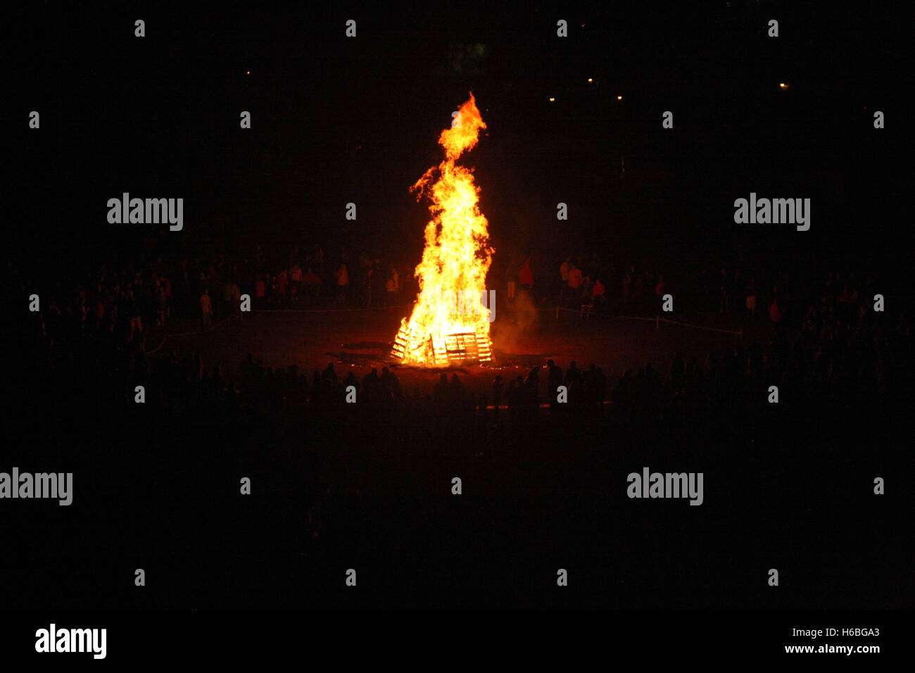 Crowd dark hi-res stock photography and images - Alamy