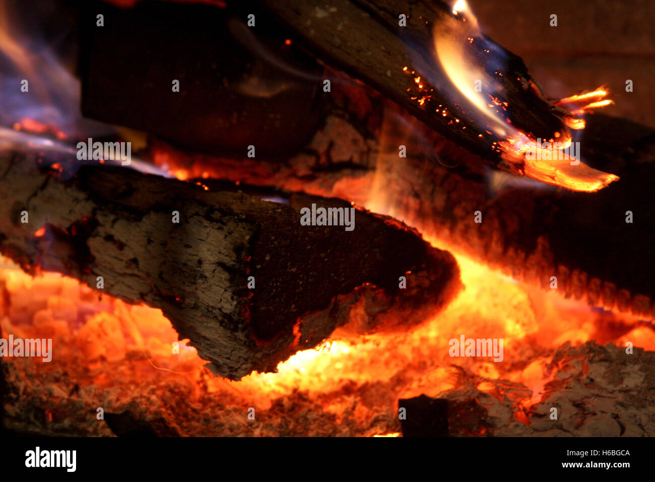 Logs for winter camping hi-res stock photography and images - Alamy