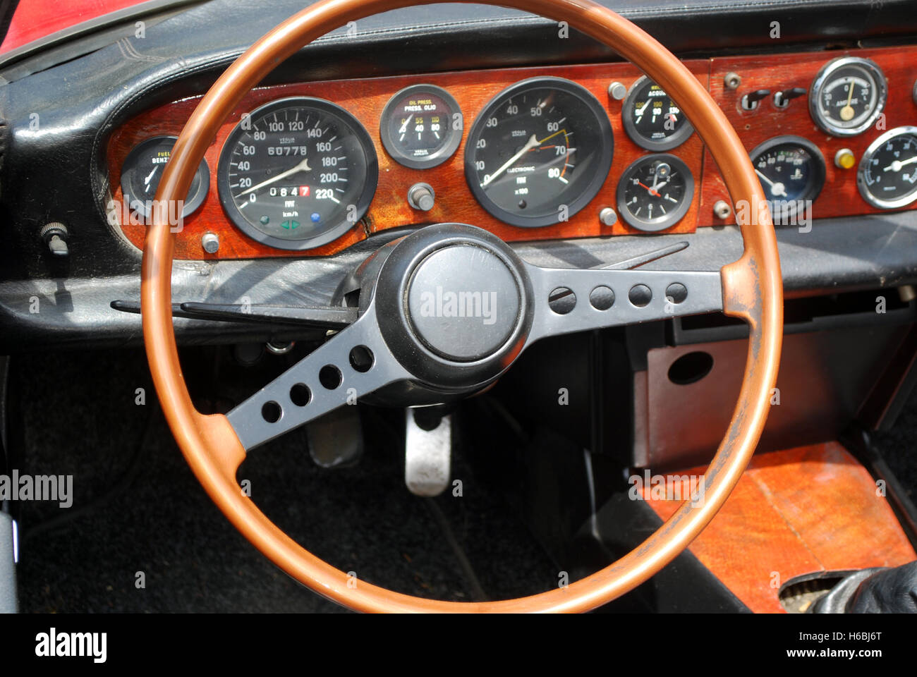 Old steering wheel vintage car hi-res stock photography and images - Alamy