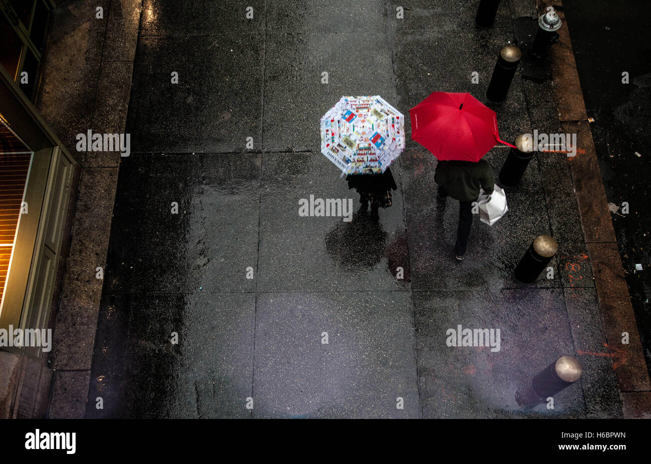 Umbrellas on sidewalk hi-res stock photography and images - Alamy
