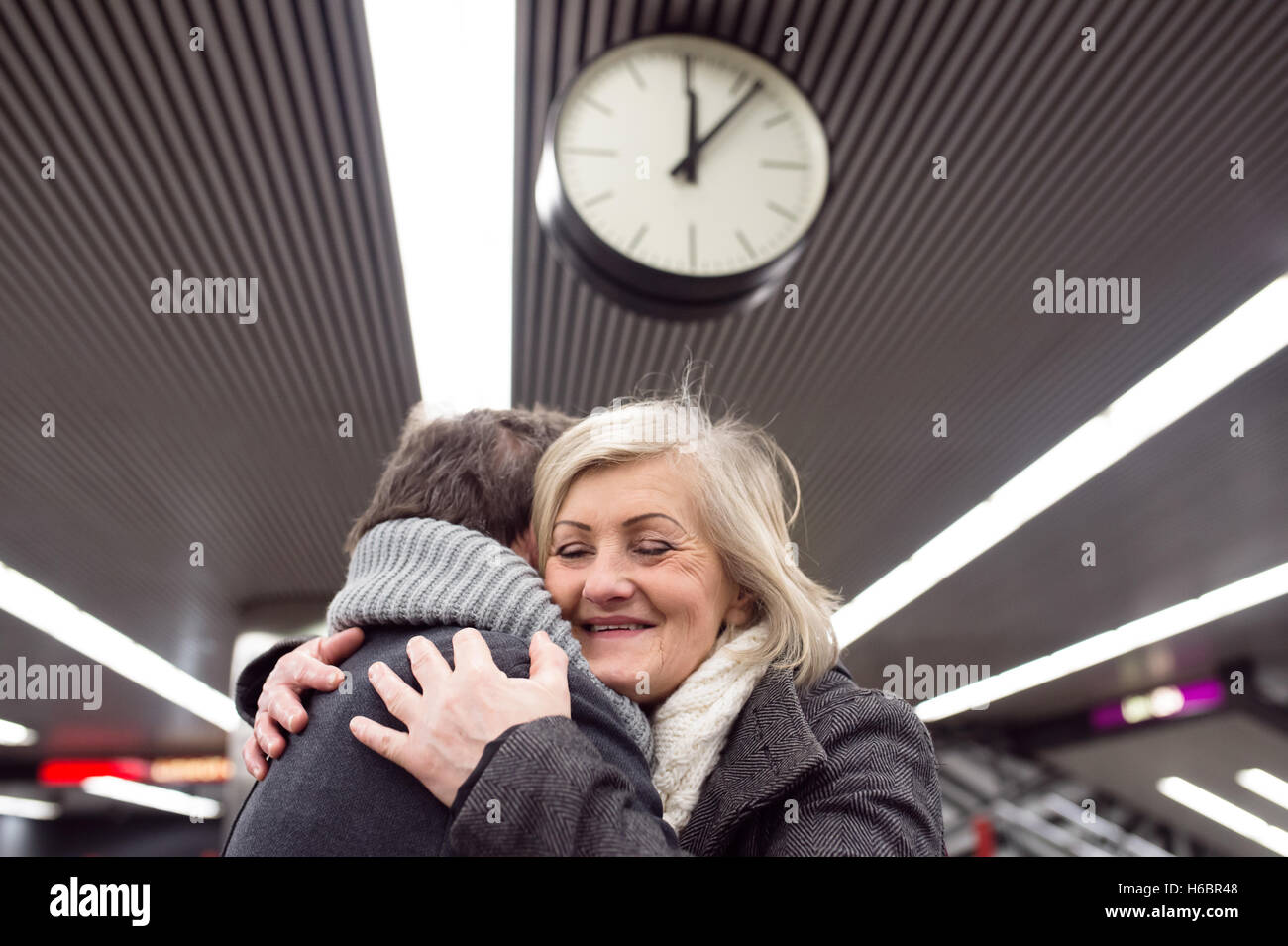 Couple hugging at train station hi-res stock photography and images - Alamy