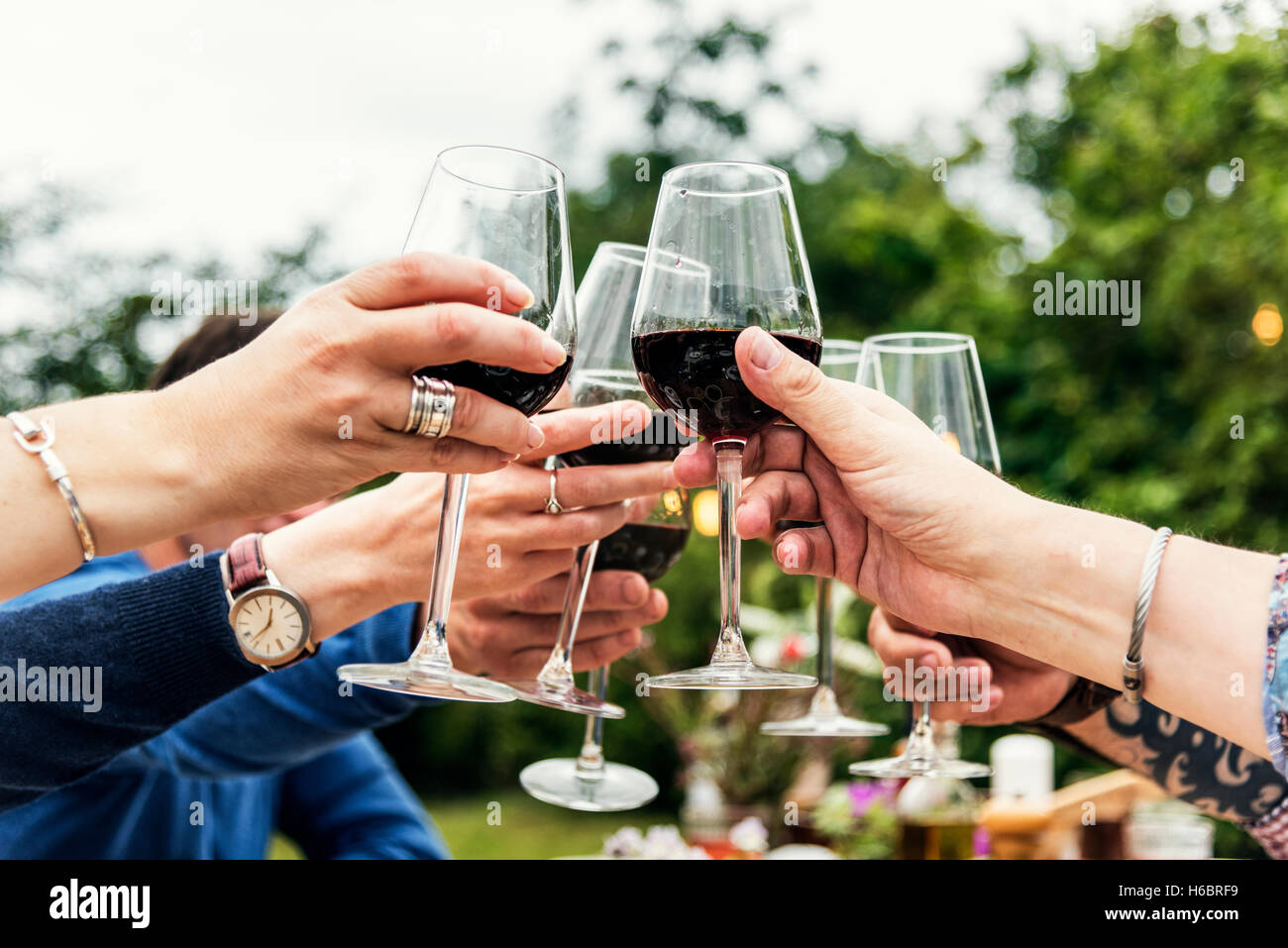 People cheers hi-res stock photography and images - Alamy