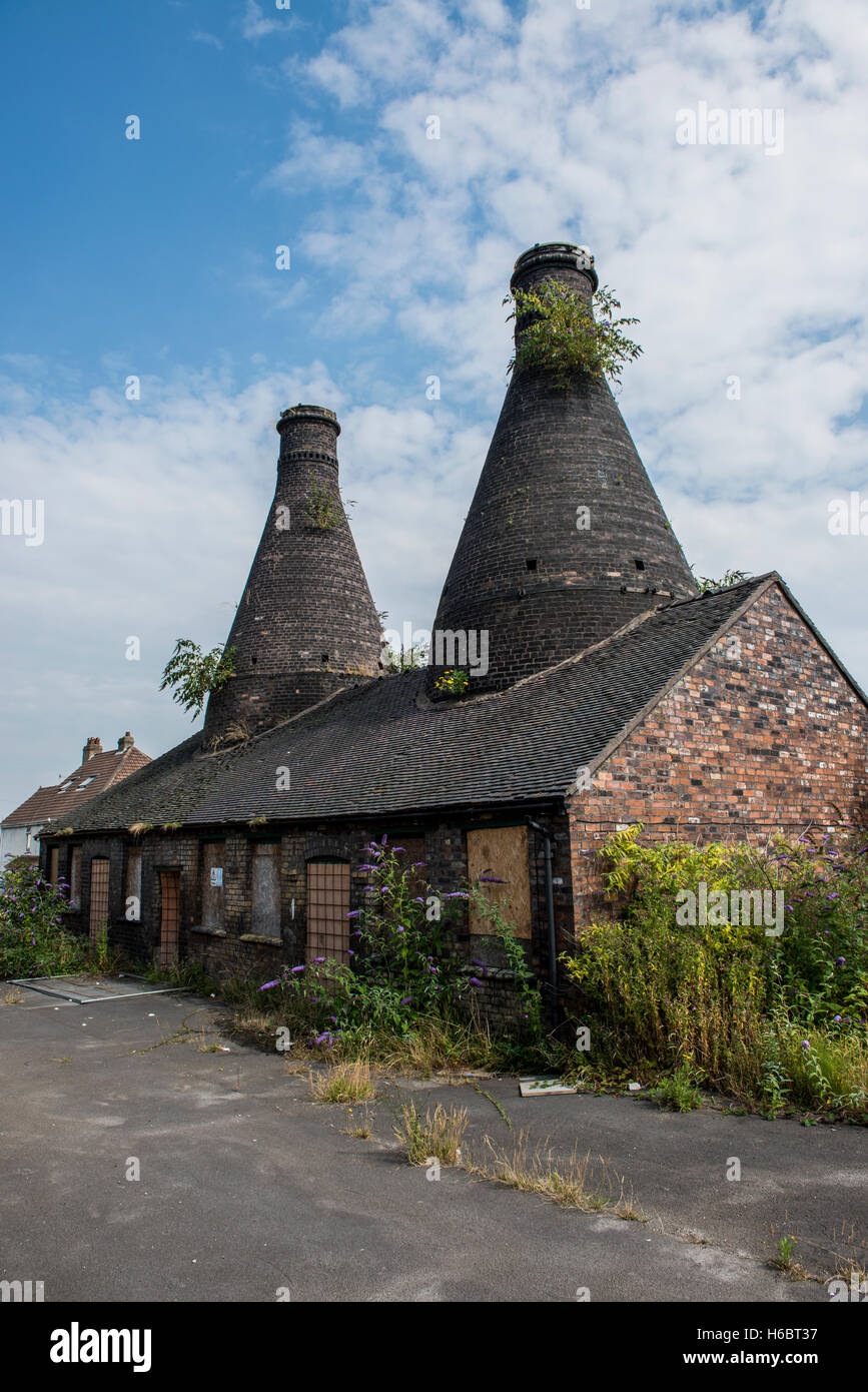 Pottery kilns stoke on trent abandoned hi-res stock photography and ...