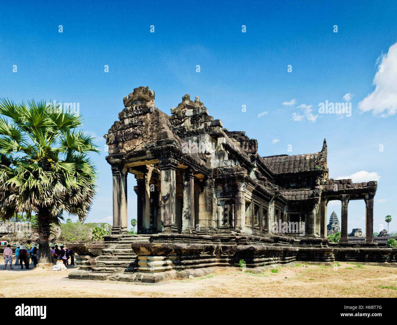 Cambodia buddhist temple khmer ruins hi-res stock photography and ...