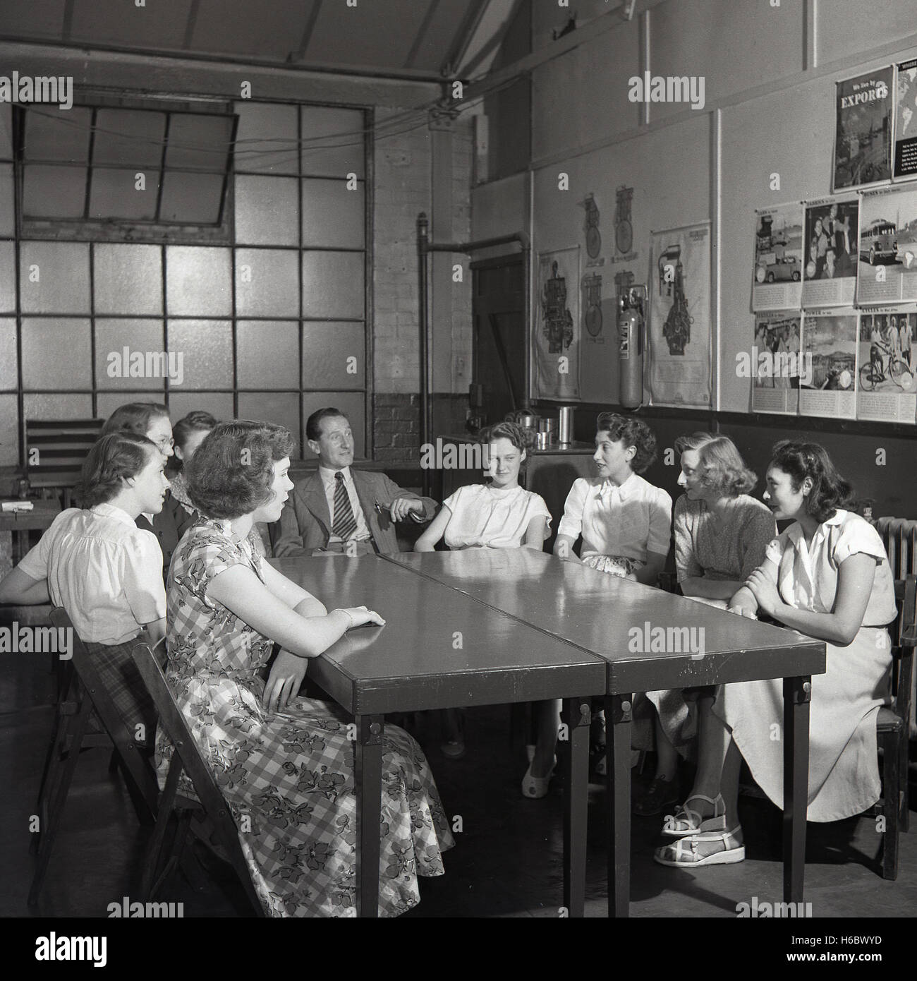 1950s, historical, staff meeting. Young female office factory staff sit ...