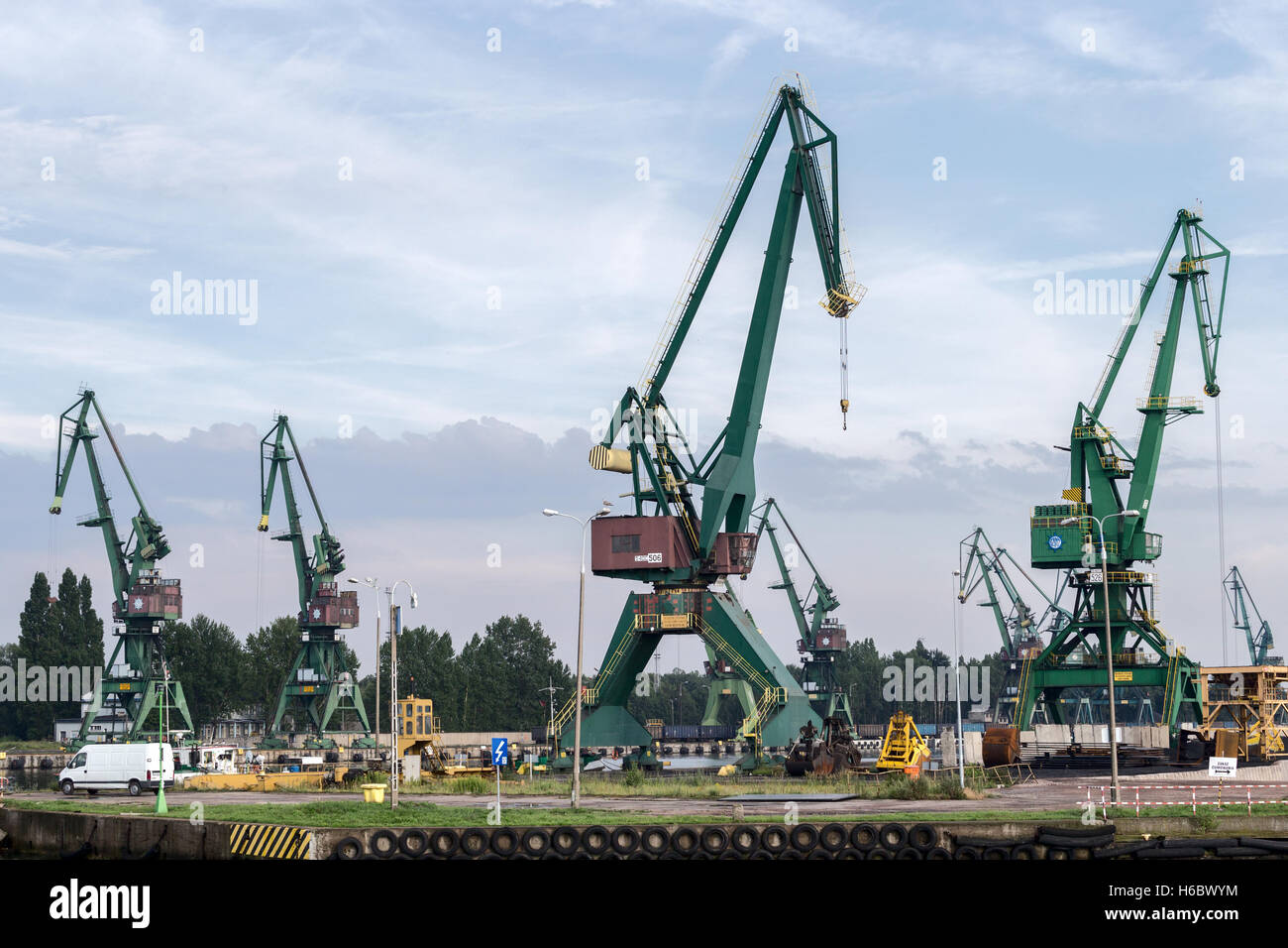 Luffing jib tower cranes hi-res stock photography and images - Alamy