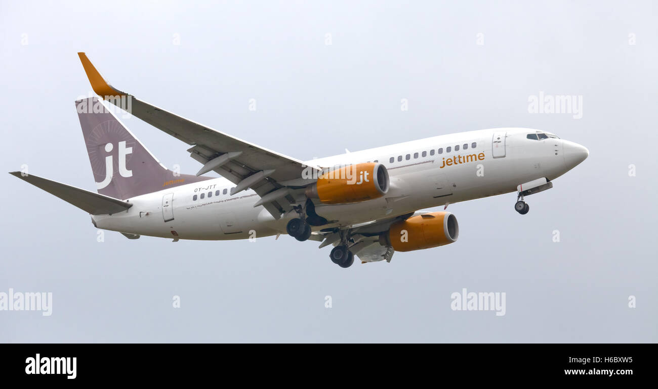 Jet Time Boeing 737 OY-JTT coming into land at London Heathrow Airport ...
