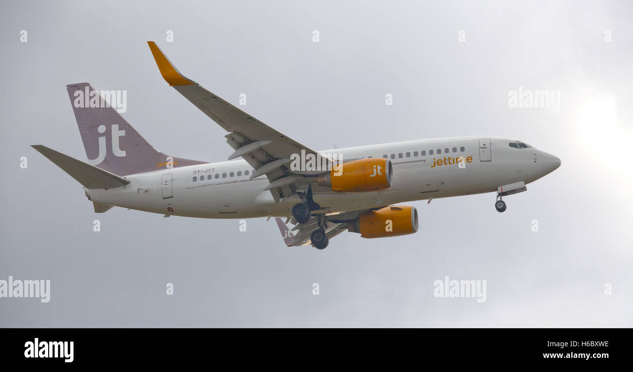 Jet Time Boeing 737 OY-JTT coming into land at London Heathrow Airport ...