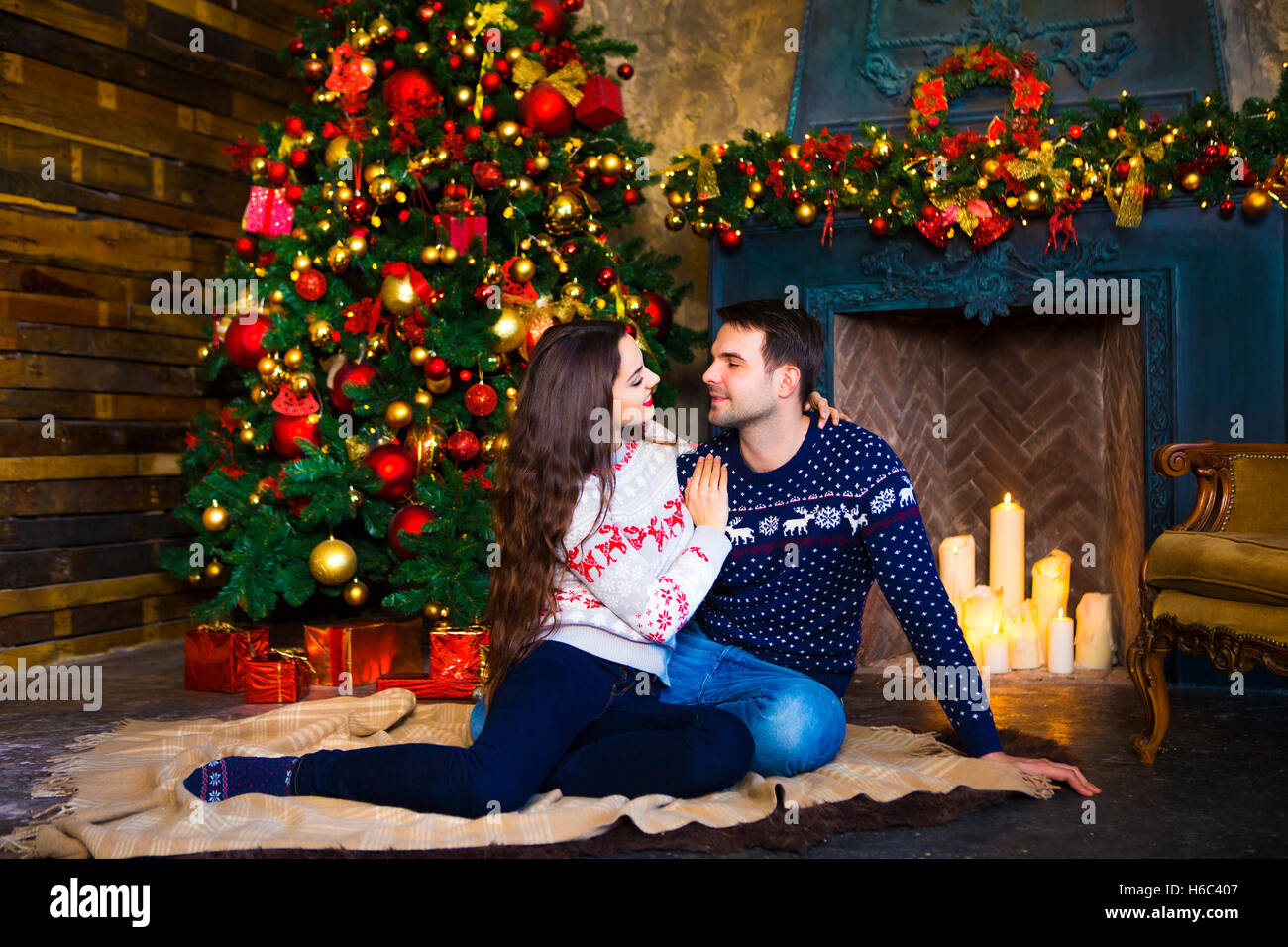 Couple christmas kiss hi-res stock photography and images - Alamy