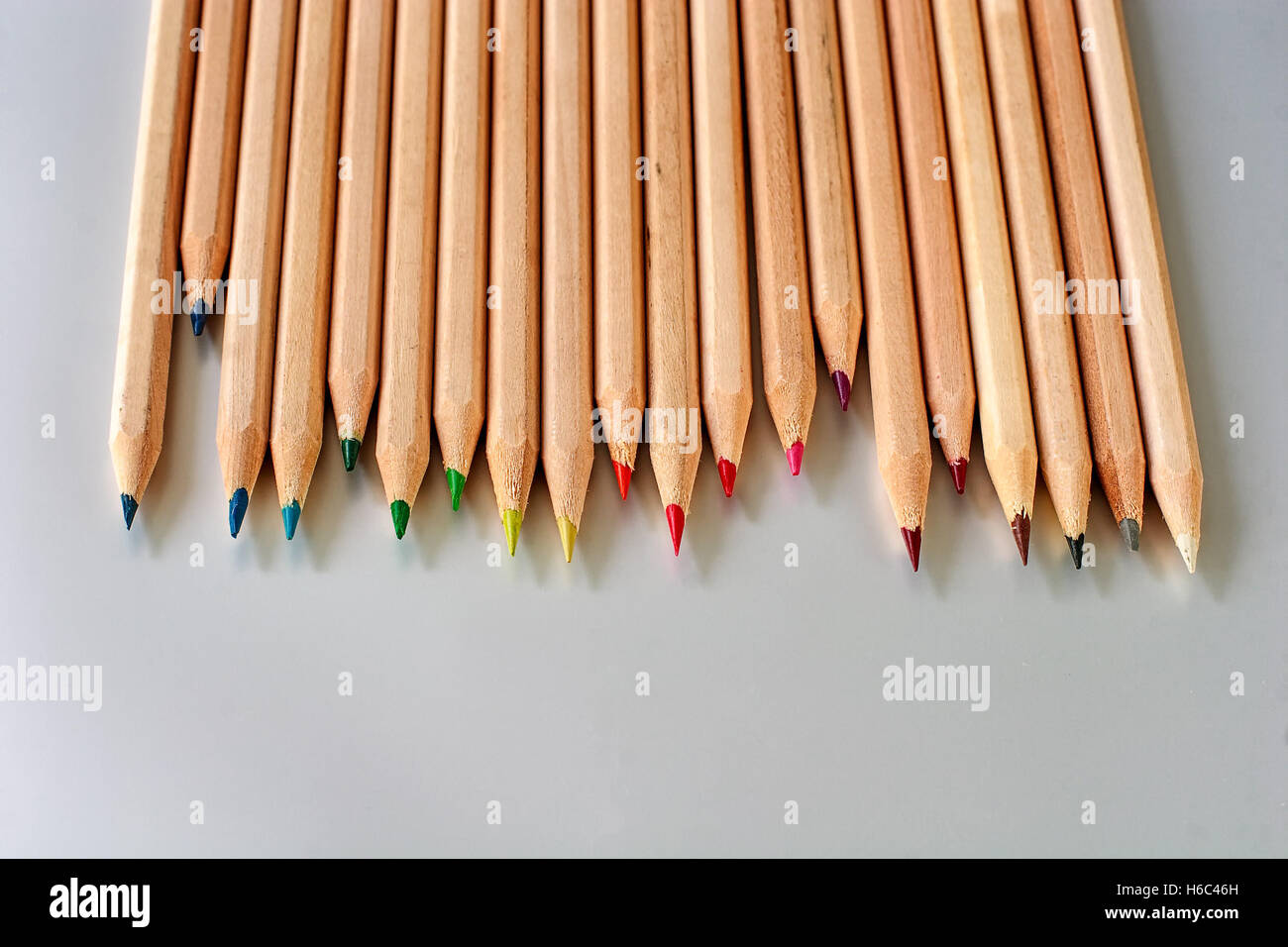 Staggered row of natural wood color pencils Stock Photo - Alamy