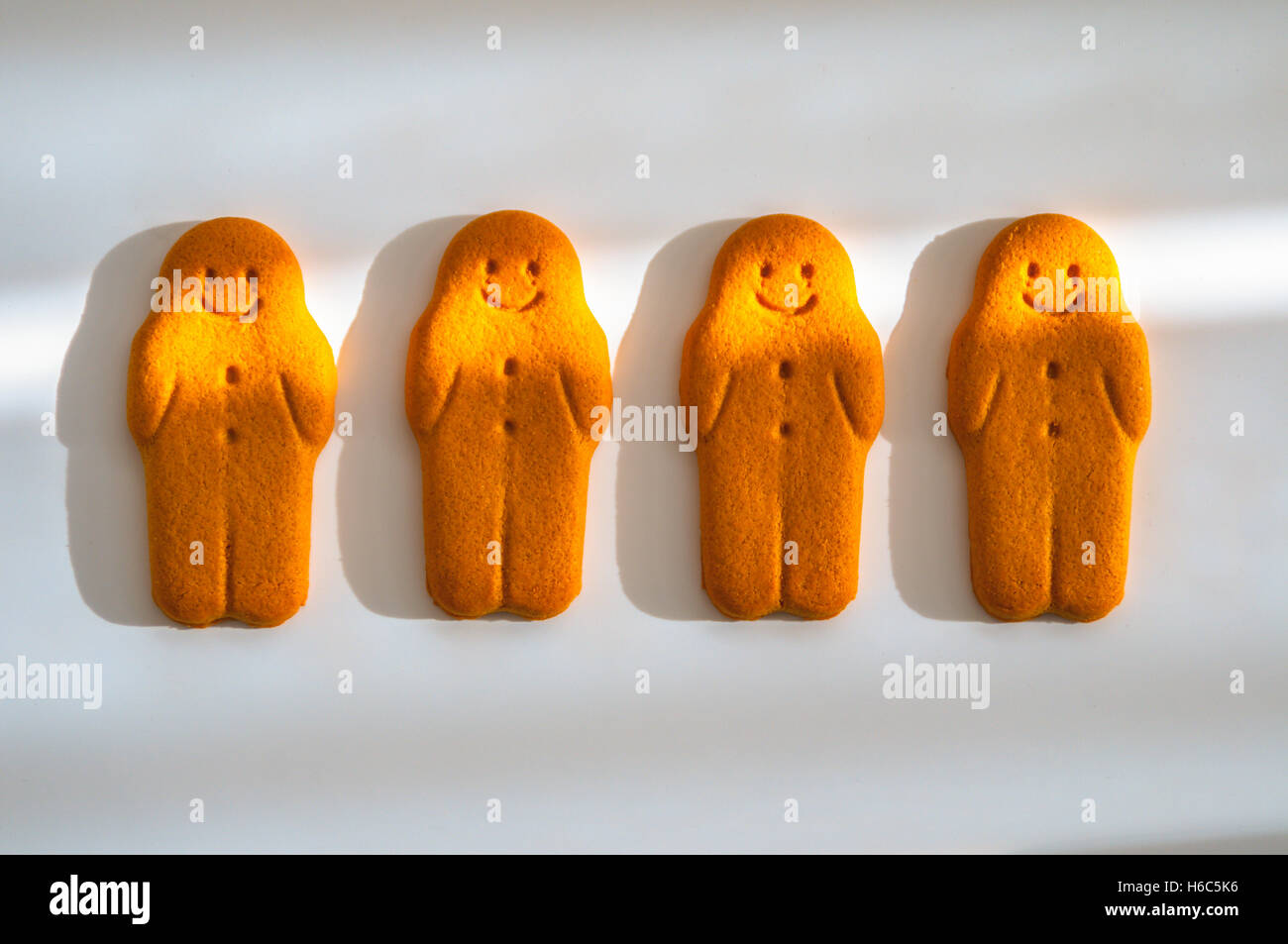 4 gingerbread men in a row Stock Photo - Alamy