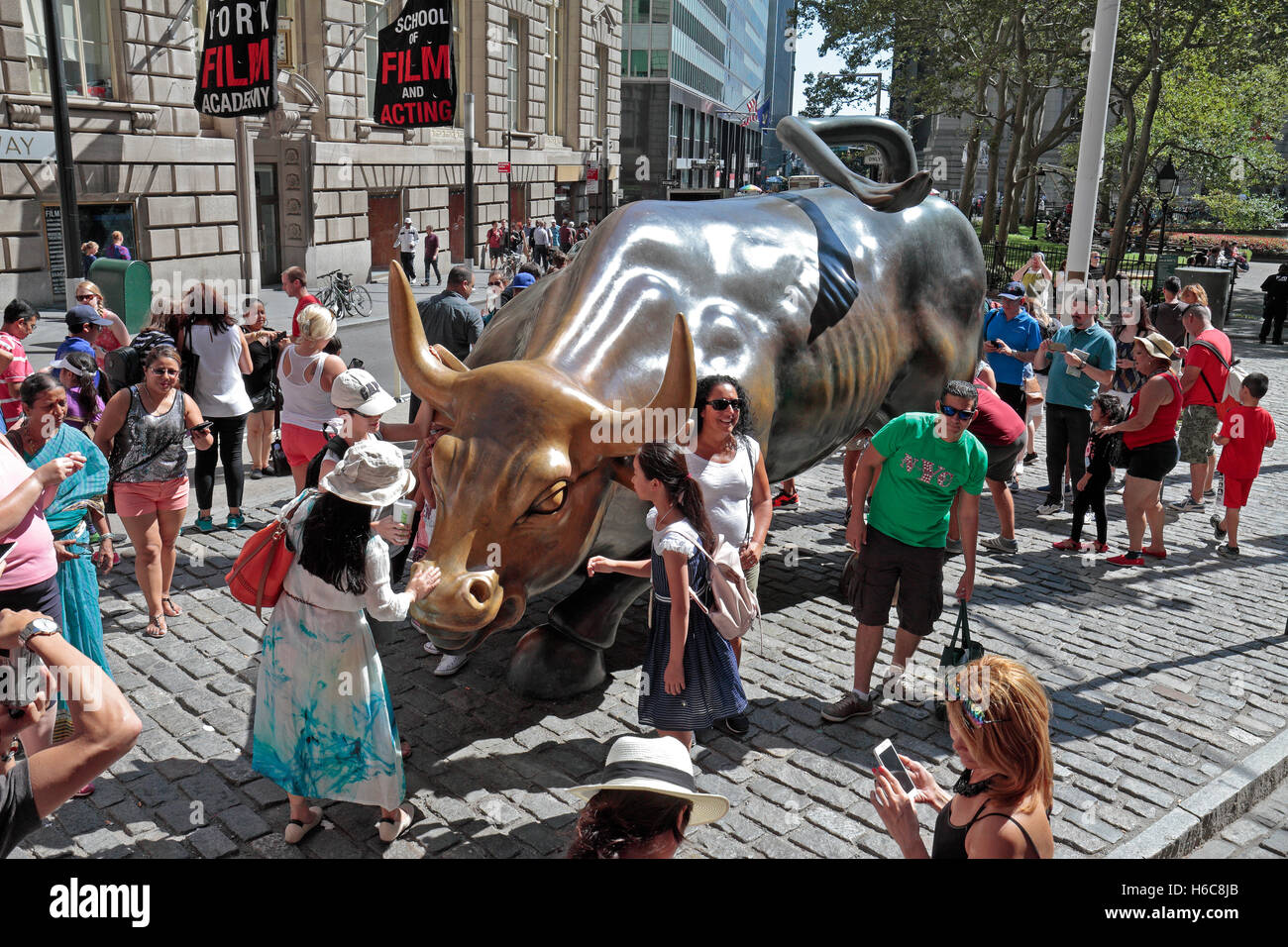 Bull statue new york hi-res stock photography and images - Alamy