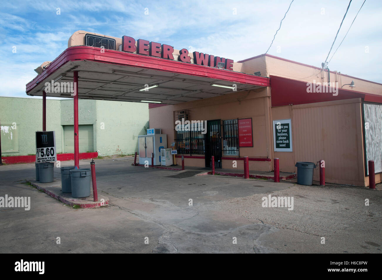 Beer & wine sign above a gas station/convenience store forecourt Stock ...