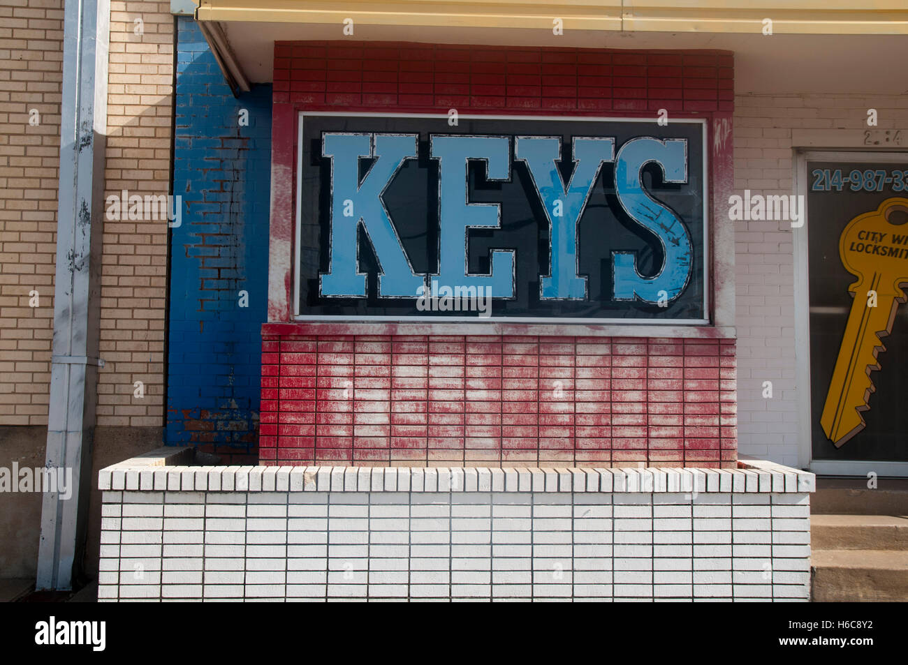 Locksmith store front Dallas, Texas USA Stock Photo - Alamy