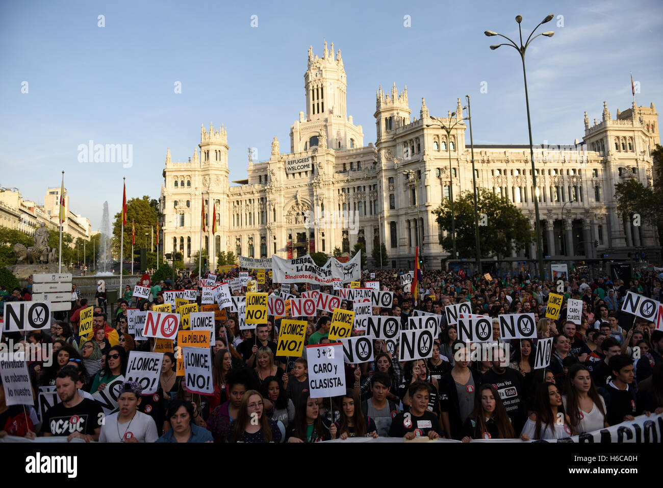 Madrid, Spain. 26th Oct, 2016. Spanish students pictured during a ...