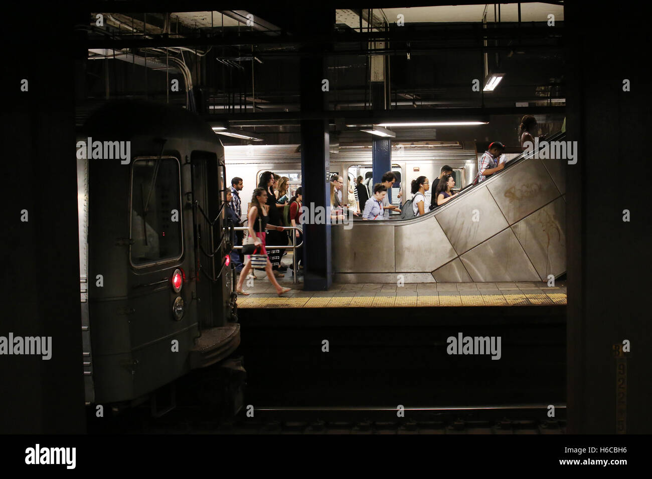 New York Subway station platform , USA Stock Photo - Alamy