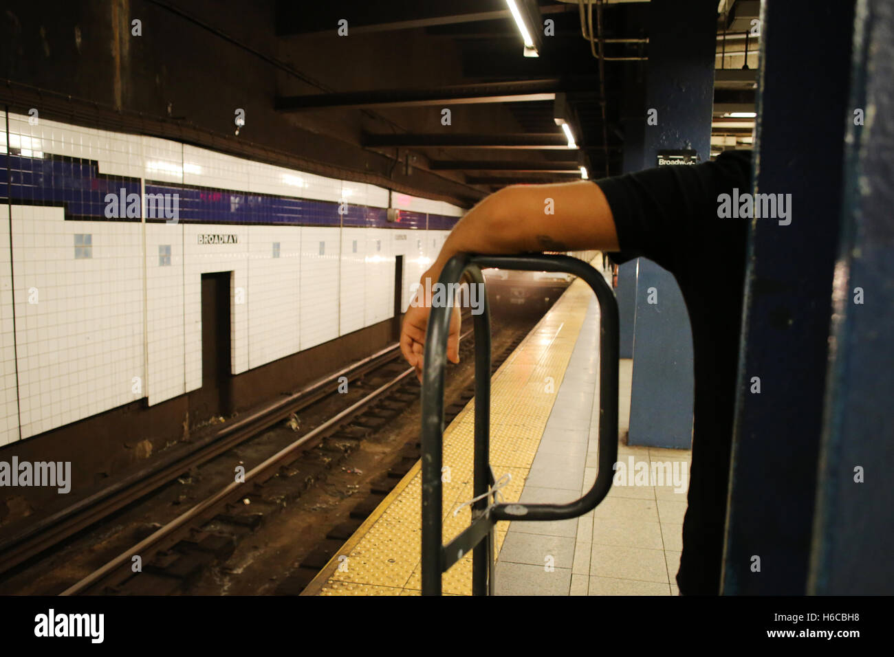 New York Subway station platform , USA Stock Photo - Alamy