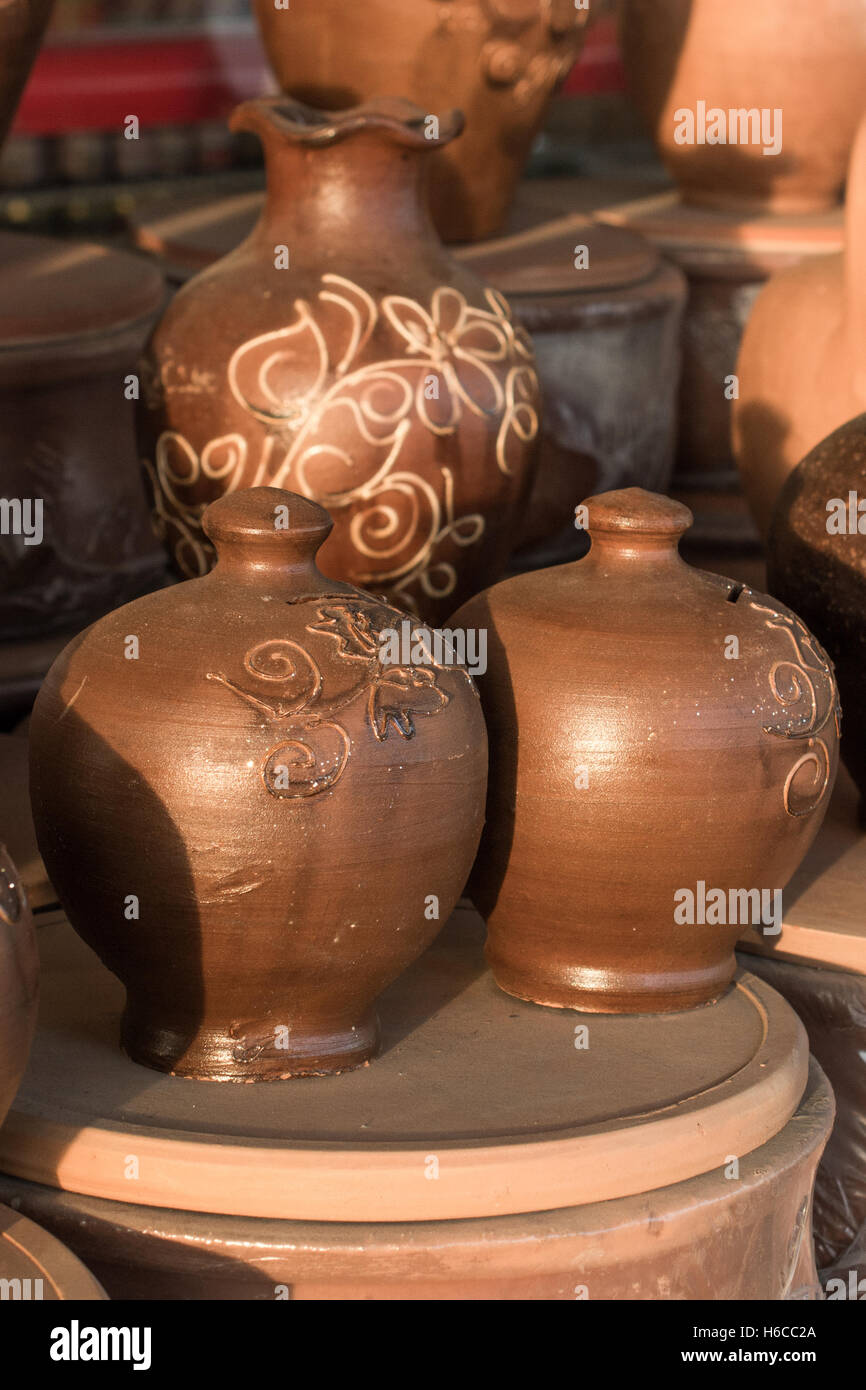 Harden clay pot showing for sale in a market Stock Photo - Alamy