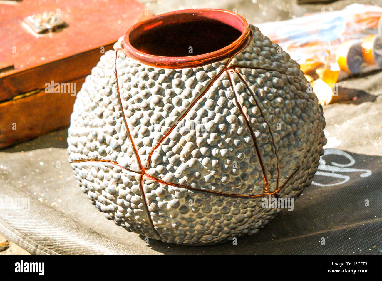 Harden clay pot showing for sale in a market Stock Photo - Alamy