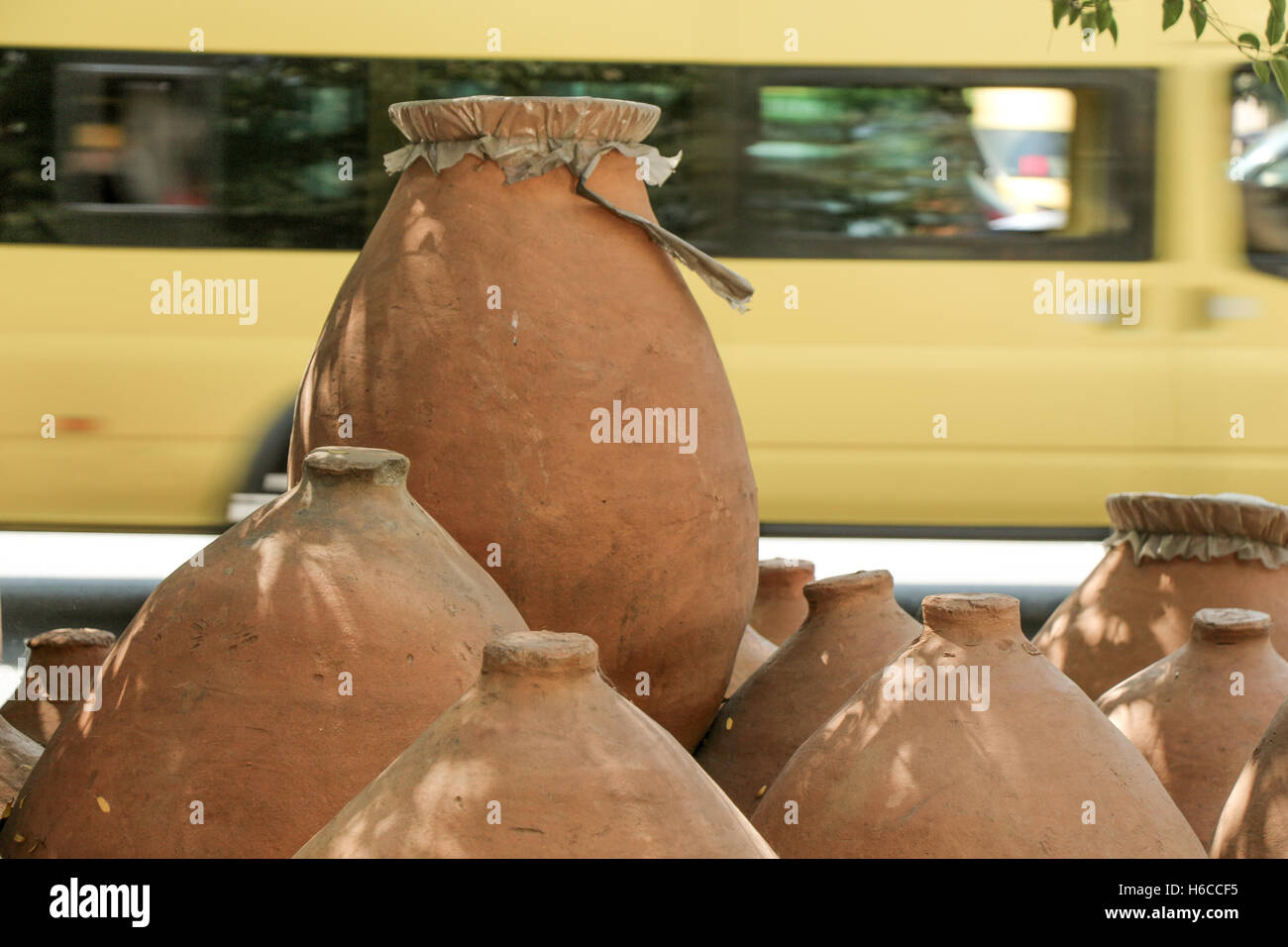 Harden clay pot showing for sale in a market Stock Photo - Alamy