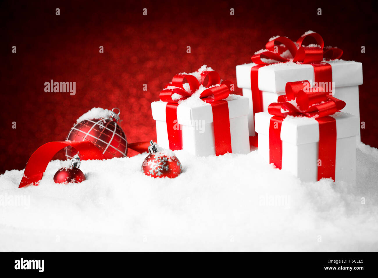 Gift box ball christmas hi-res stock photography and images - Alamy