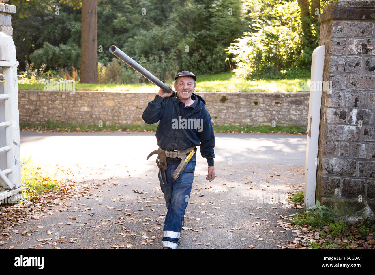 scaffold worker carrying scaffolding pole Stock Photo - Alamy