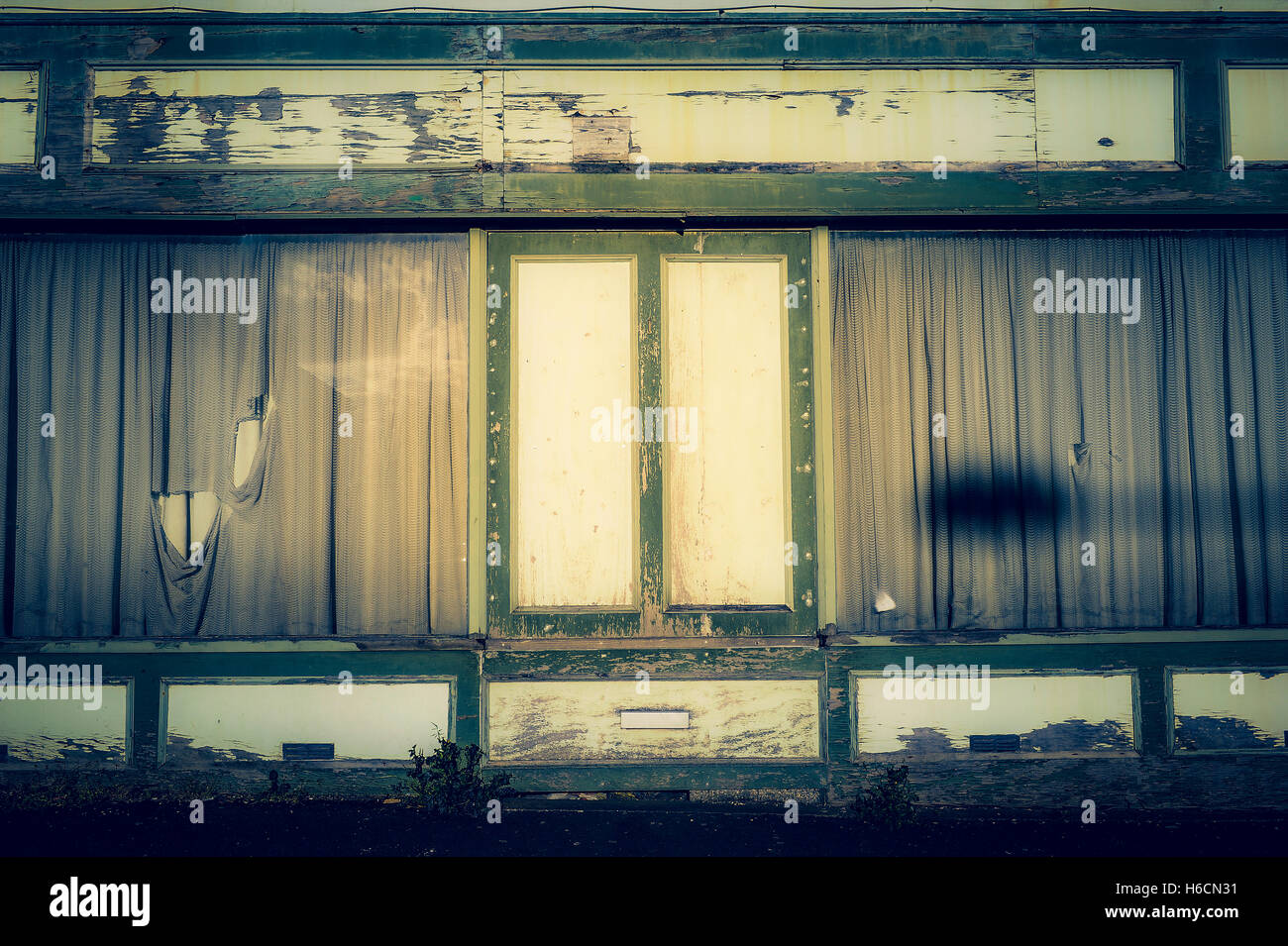 Dark and shadowy disused shop front at night Stock Photo - Alamy