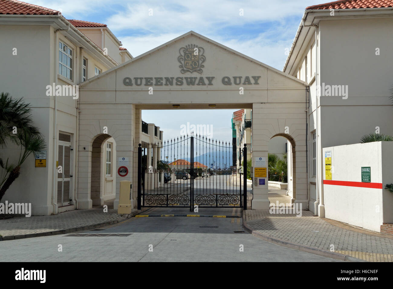 Staff at gate entrance hi-res stock photography and images - Alamy