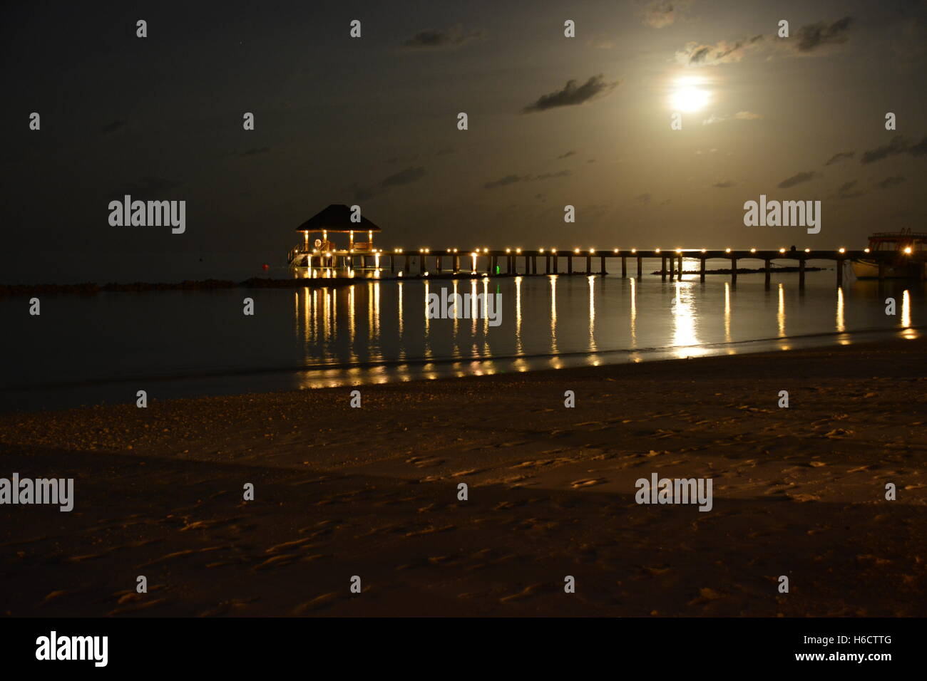 pier night beach ocean Stock Photo - Alamy