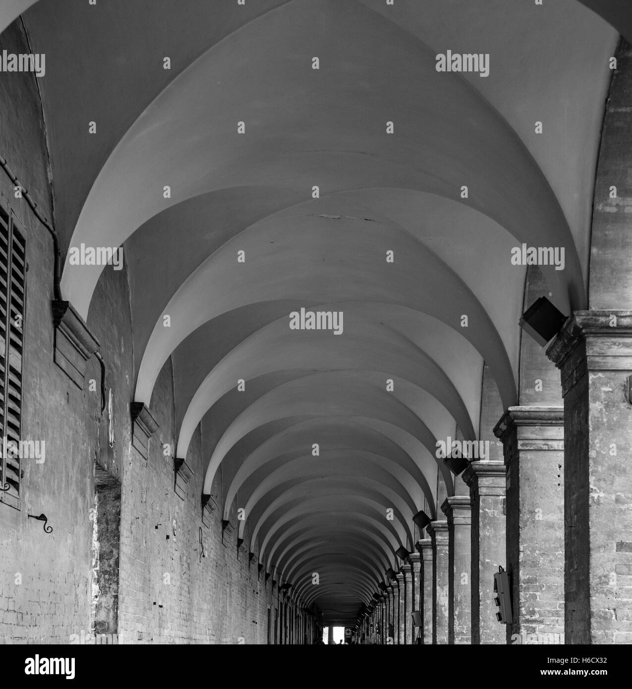 Covered columnade in Urbino. Vault Stock Photo - Alamy