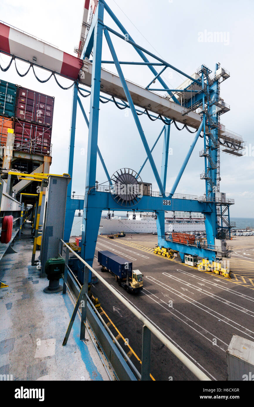 Massive freighter industrial dock hi-res stock photography and images ...