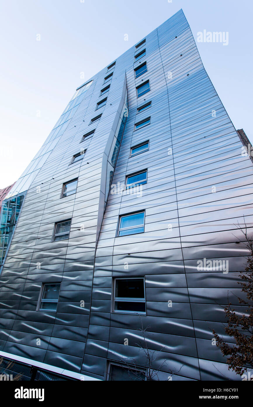 Low angle view of a modern residential building in Manhattan, New-York ...