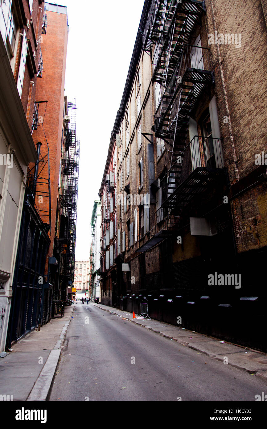 Wide angle view of a Manhattan alley Stock Photo - Alamy