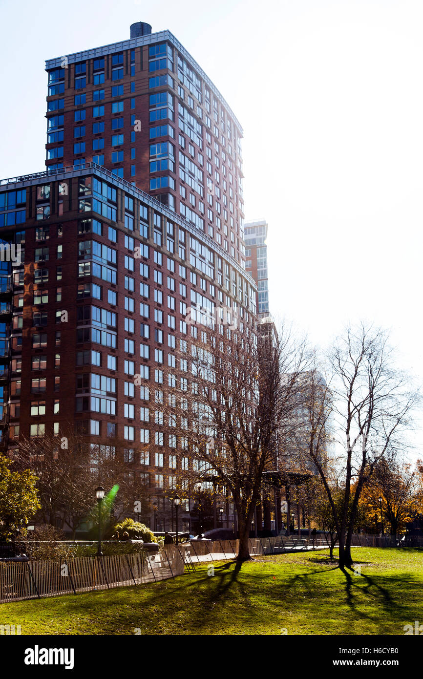 American apartment building hi-res stock photography and images - Alamy