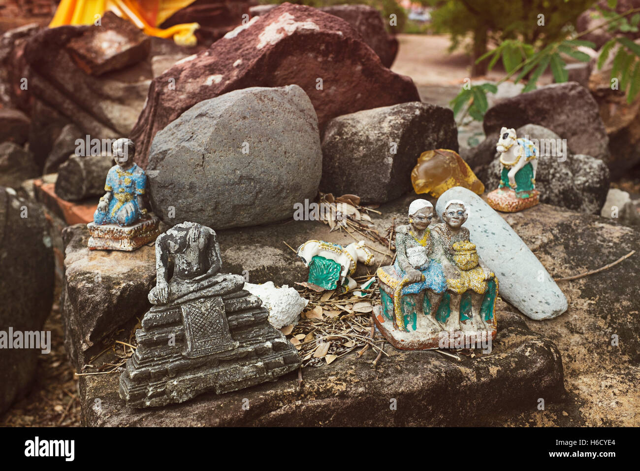 Inside thai buddhist temple hi-res stock photography and images - Alamy