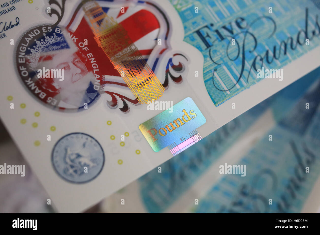 The 2016 new Bank of England £5 plastic note Stock Photo - Alamy