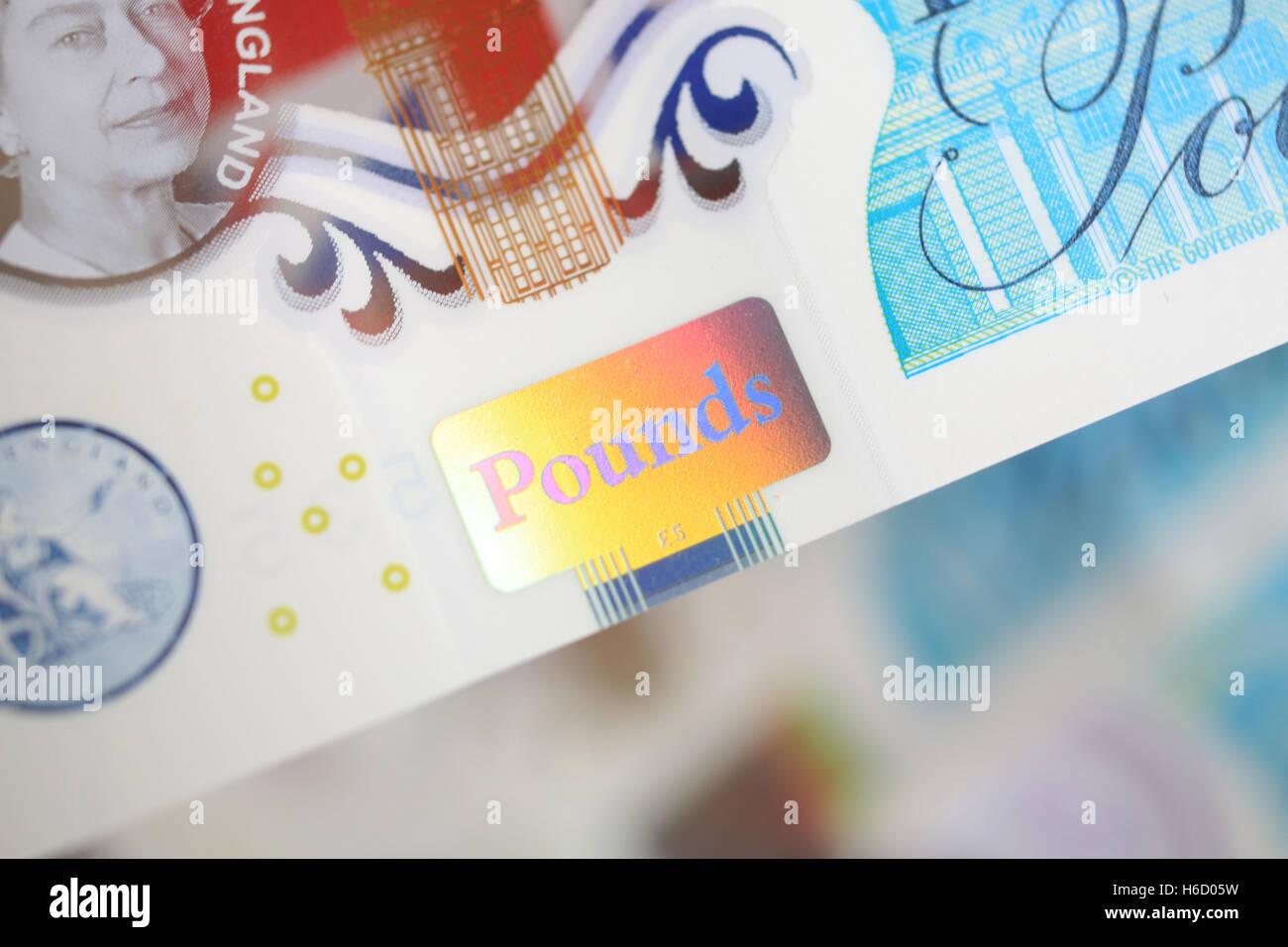 The hologram on the 2016 new Bank of England £5 plastic note Stock ...