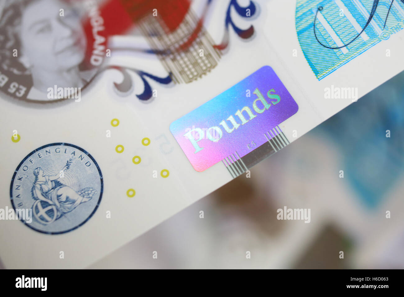 The hologram on the 2016 new Bank of England £5 plastic note Stock ...