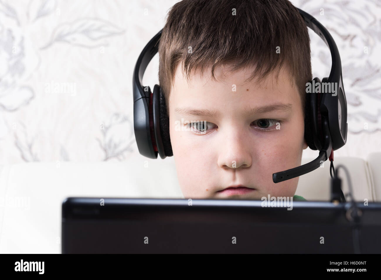 Teen surprised looking computer screen hi-res stock photography and ...