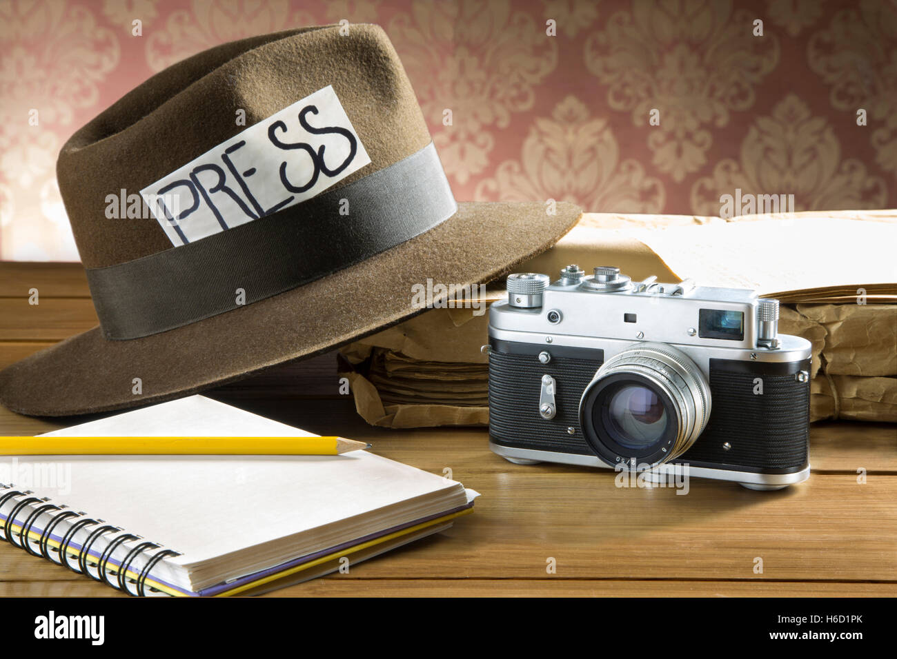 Newspaper reporter vintage hi-res stock photography and images - Alamy