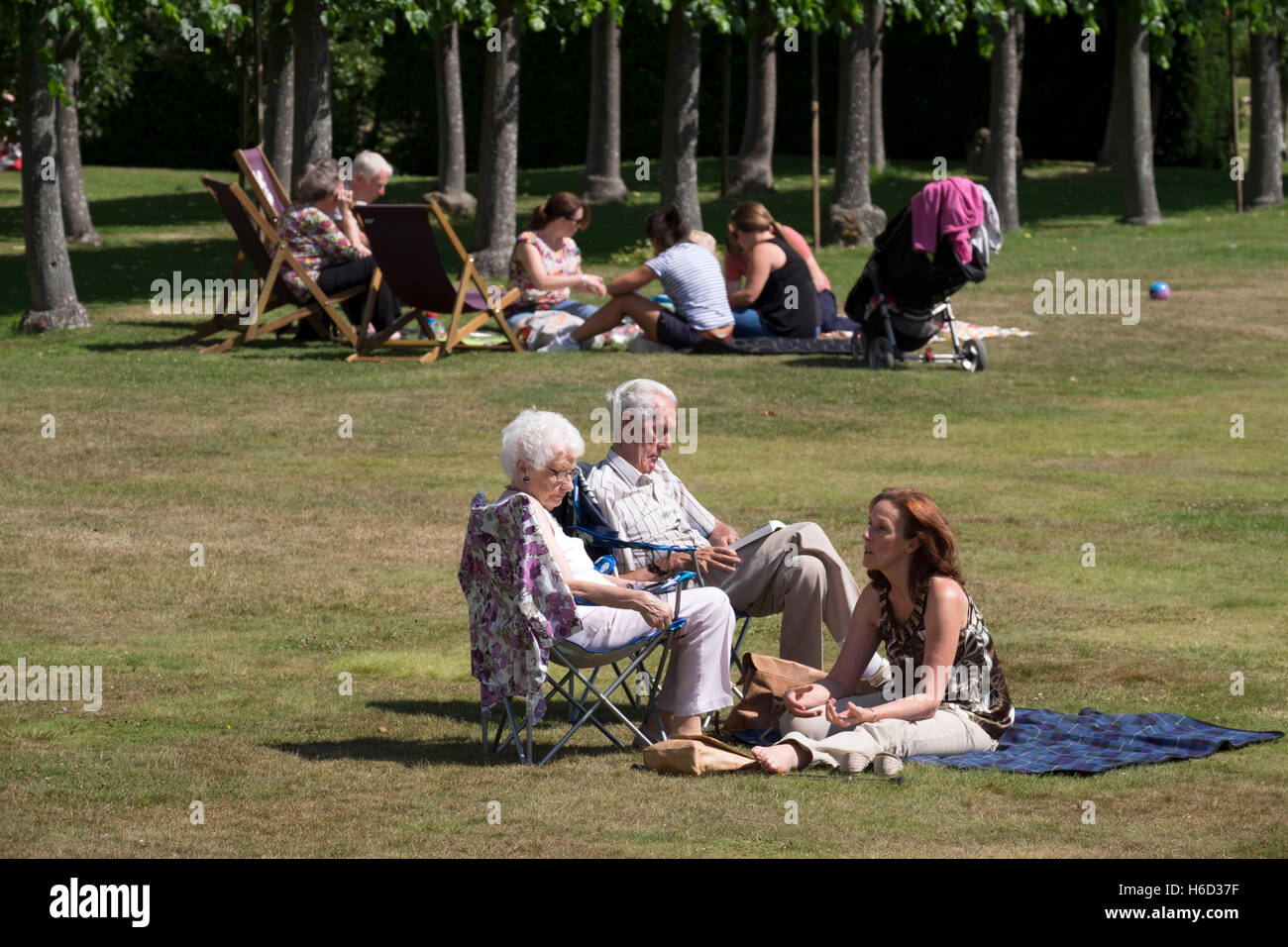 Family summer picnic formal hi-res stock photography and images - Alamy