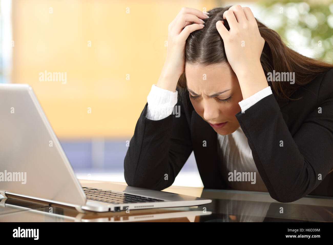 Woman crying computer hi-res stock photography and images - Alamy